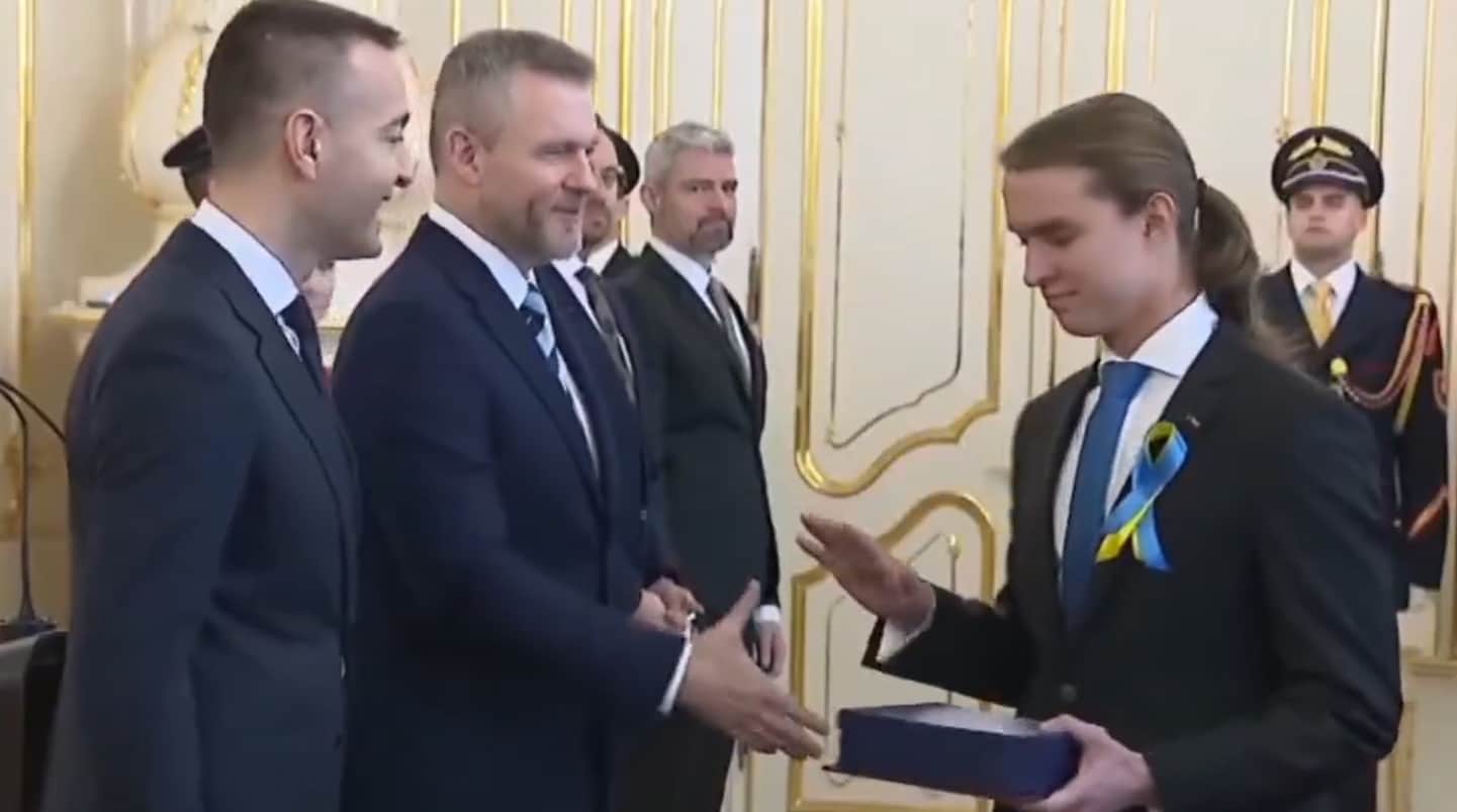 У Словаччині школяр з українською символікою демонстративно не потис ...