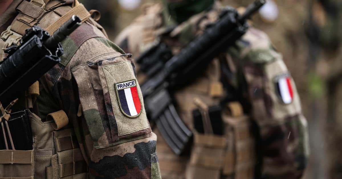 У Франції звільнили з армії двох солдатів, засуджених за гомофобний ...