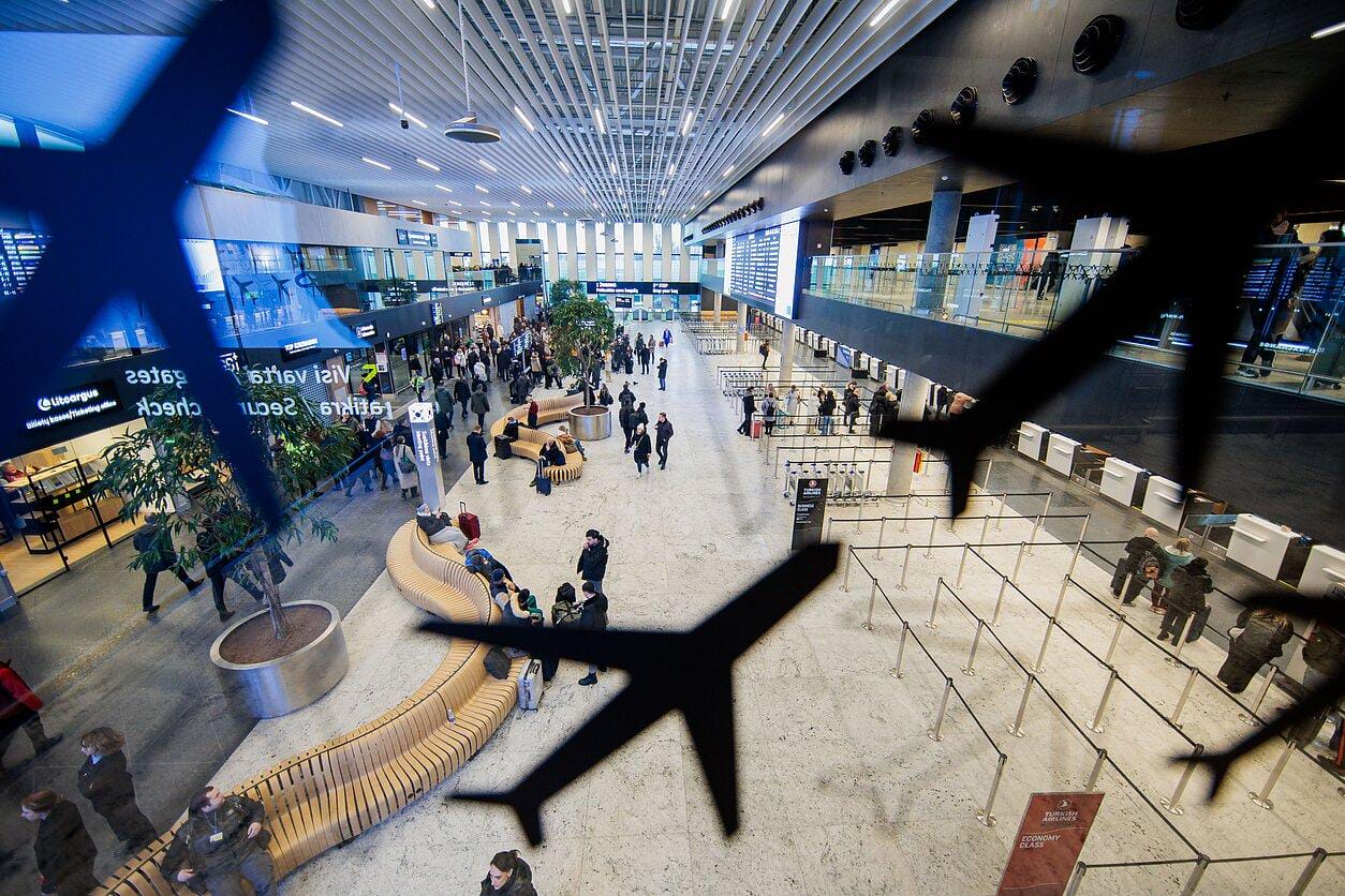 Аеропорт Вільнюса обмежував повітряний простір через невідому кулю. Читайте на UKR.NET