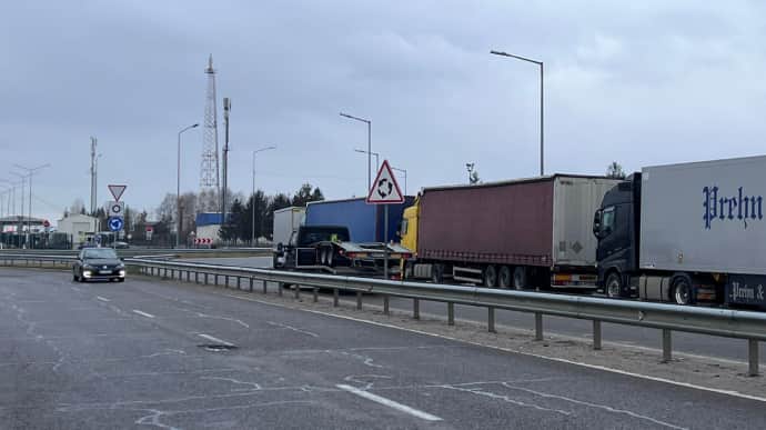 Border blockade: Polish farmers completely block lorry traffic at four ...
